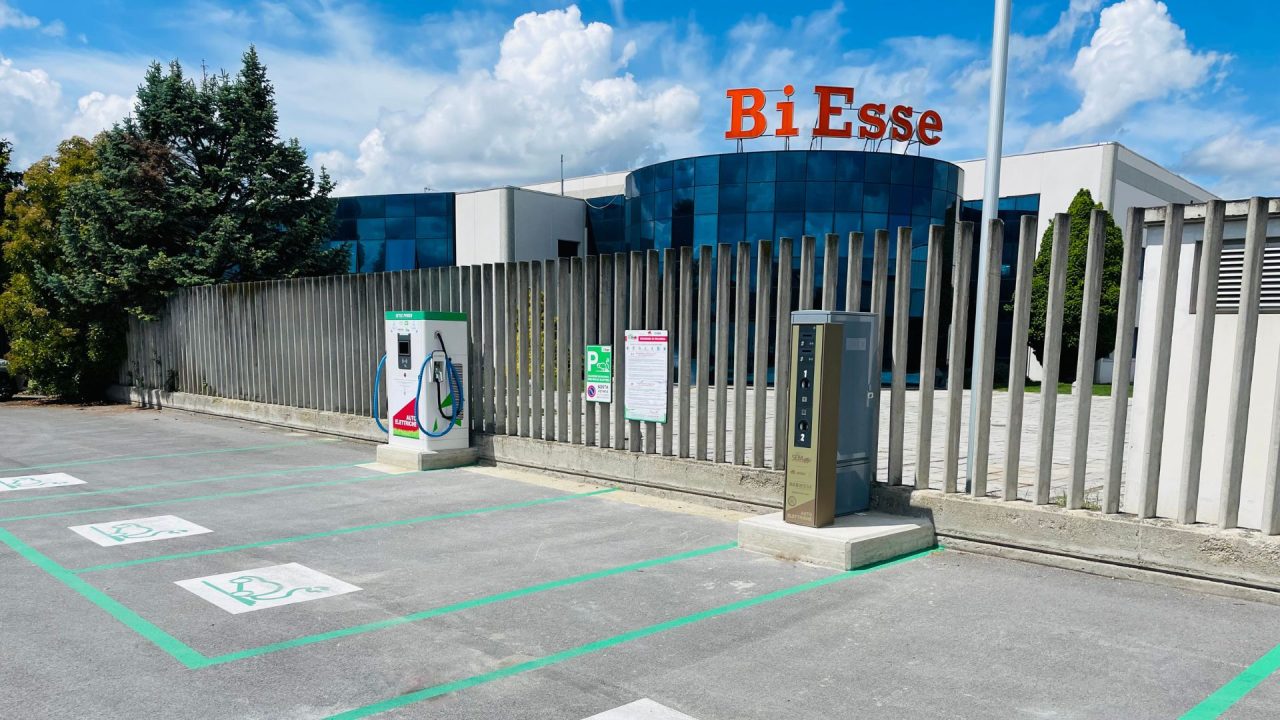 BIESSE per la mobilità elettrica fossanese: è attiva la nuova stazione di ricarica